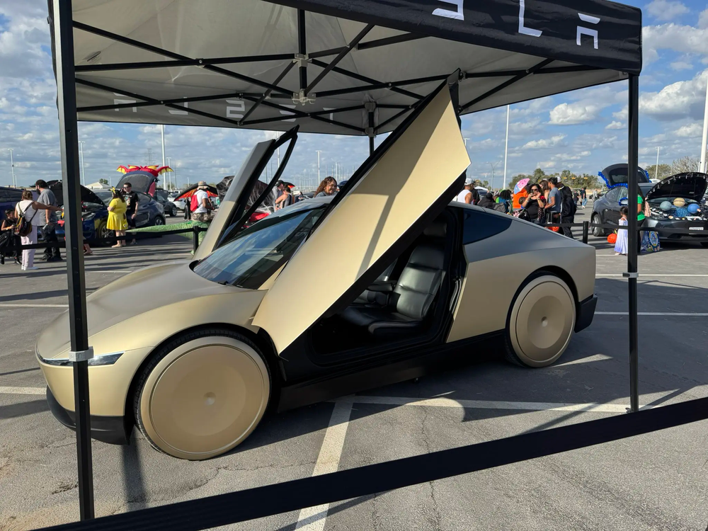 Tesla’s Cybercab: Spotted in Person